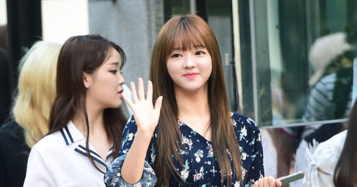 오마이걸 유아 쭉쭉 뻗은 인형 각선미