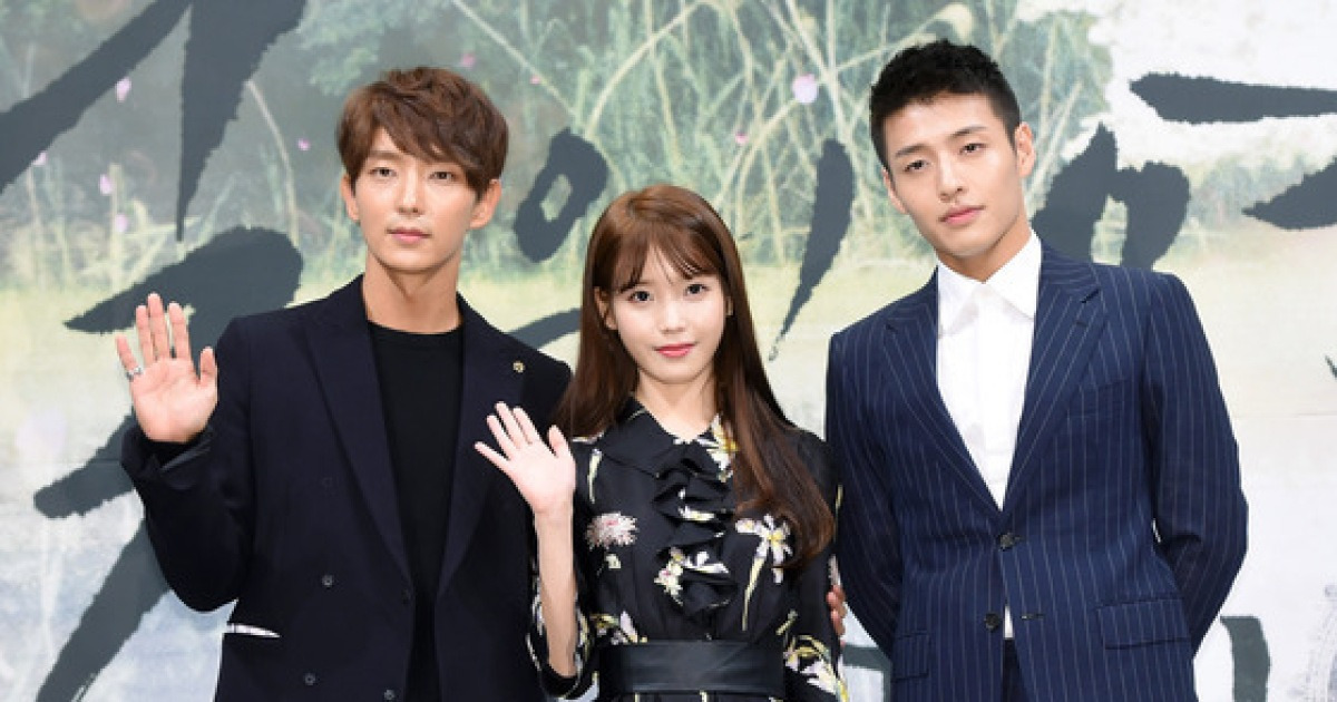 아이유 이준기 강하늘 사이에서 꽃미소 만발~