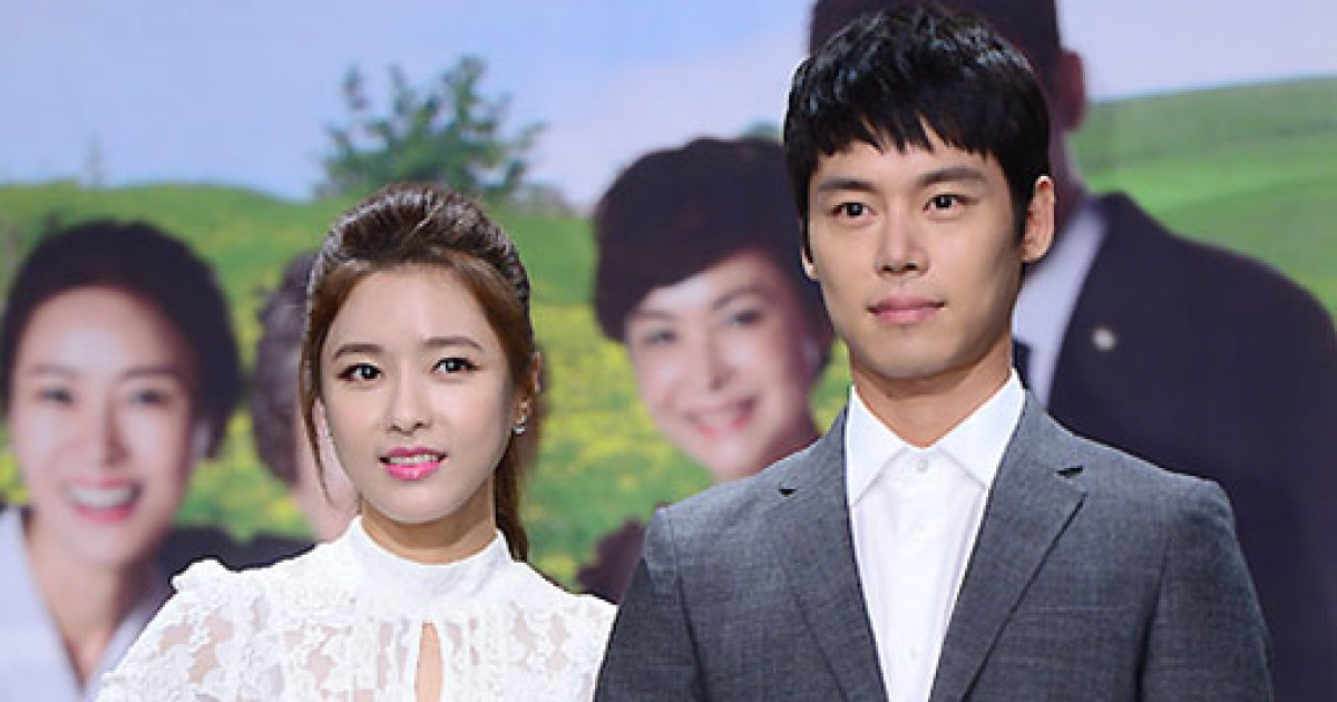 한주완 '오지은 팔짱에 얼음' [MBN포토]