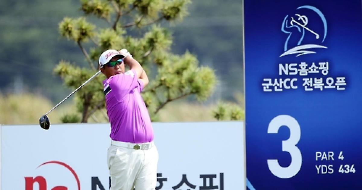 [KPGA]'7언더파' 모중경, 군산CC오픈 2라운드 선두 유지