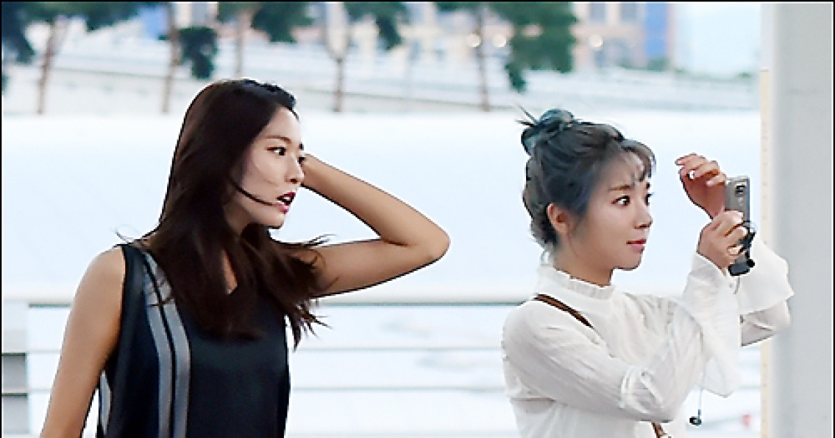 [MD포토] AOA 설현-초아, '마지막까지 휴대폰 거울 보며'