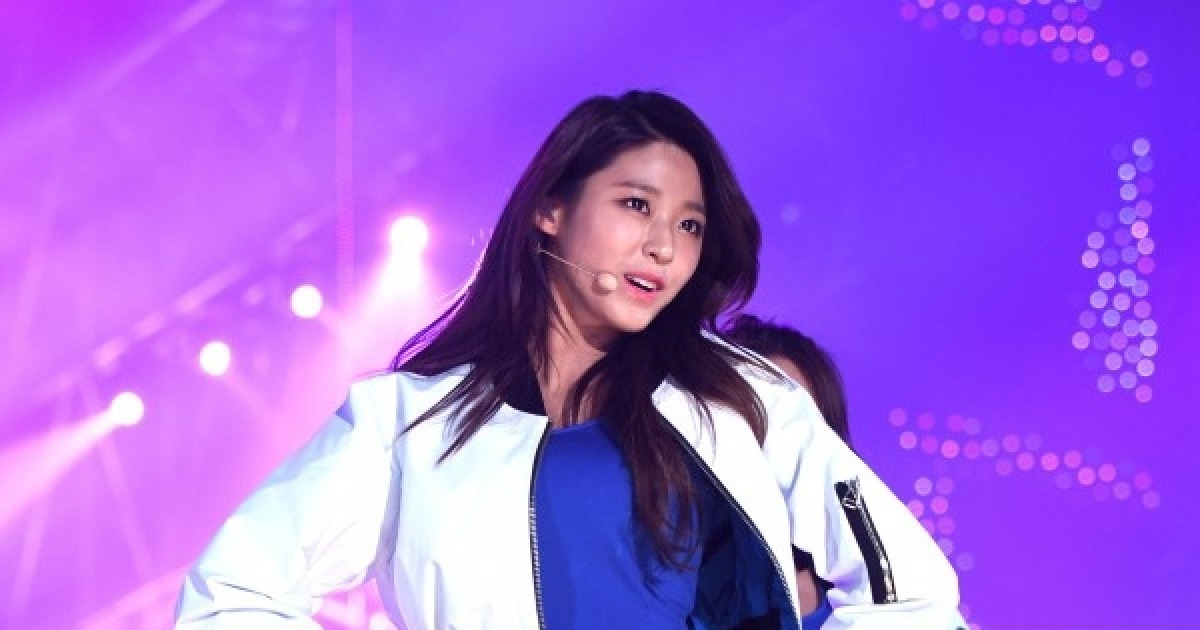 AOA 설현, 44사이즈 개미허리 과시