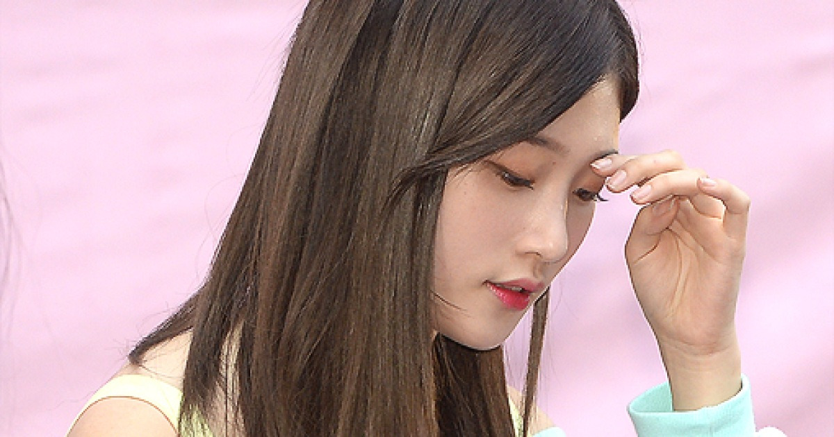 청순한 정채연 '싸인 해볼까' [MBN포토]