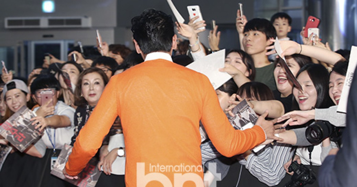 [bnt포토] 주지훈 '어디에서도 볼 수 없는 팬 서비스'