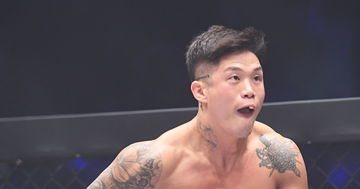 [포토엔]로드fc 박원식 'tko승에 달려가며 포효'