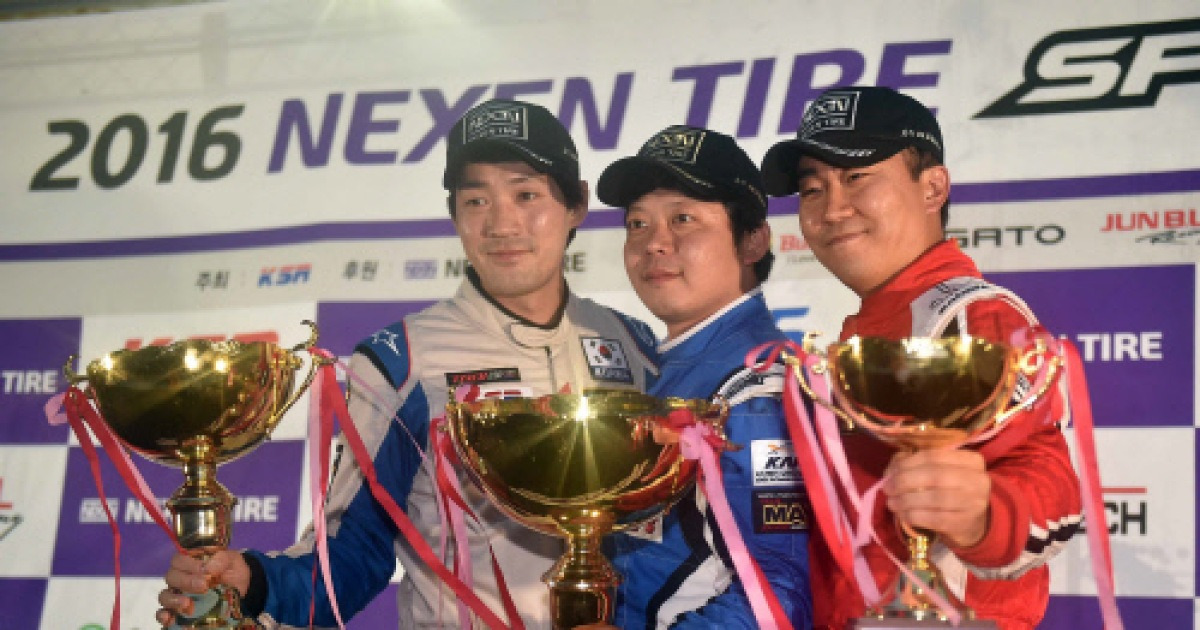 [SS포토]엔페라컵 BK-ONEMAKER 우승 김현석, "듬직하죠~~"