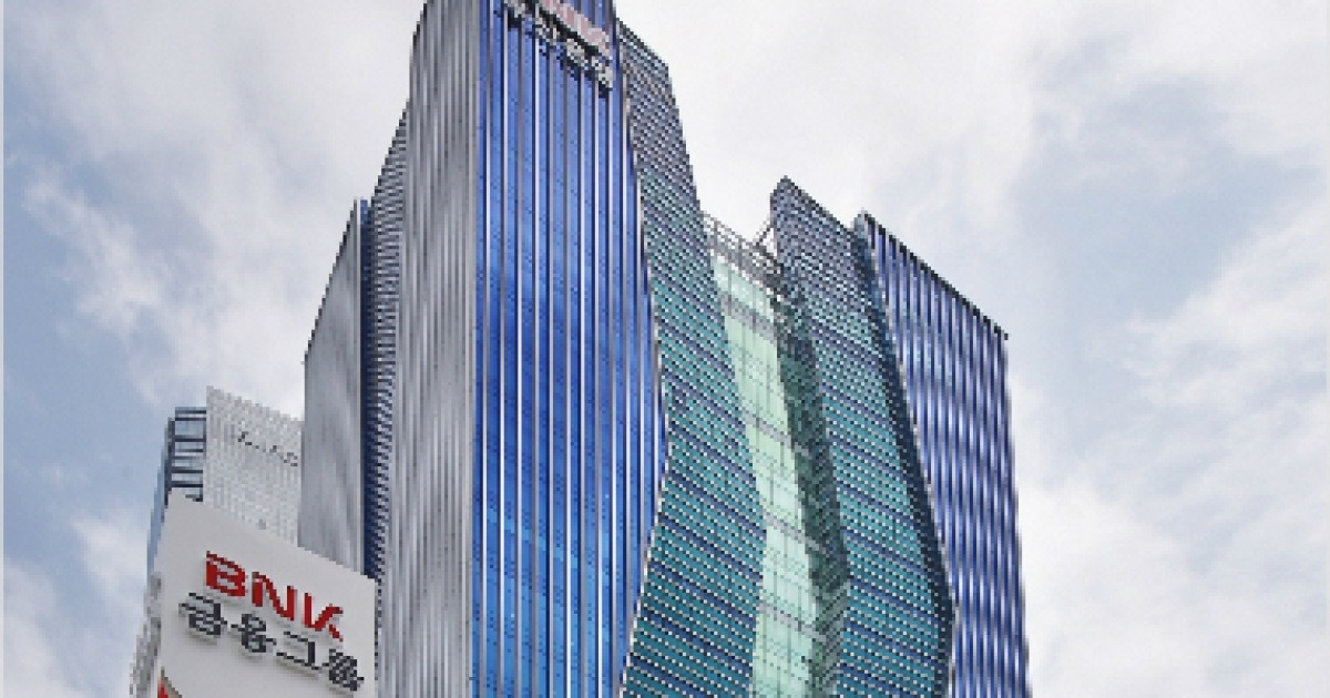 BNK금융지주 막대한 수수료 수입..땅 짚고 헤엄치기 영업에만 몰두?