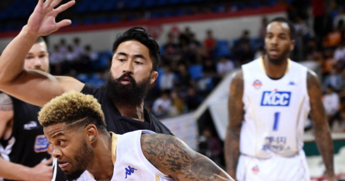 [SS포토]KCC 에밋, "화려한 드리블로 골밑을 돌파합니다~"