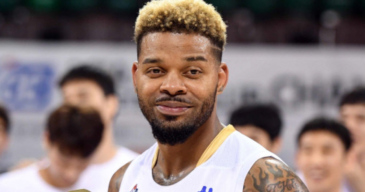 [SS포토]전주 KCC 에밋, "MVP랍니다"