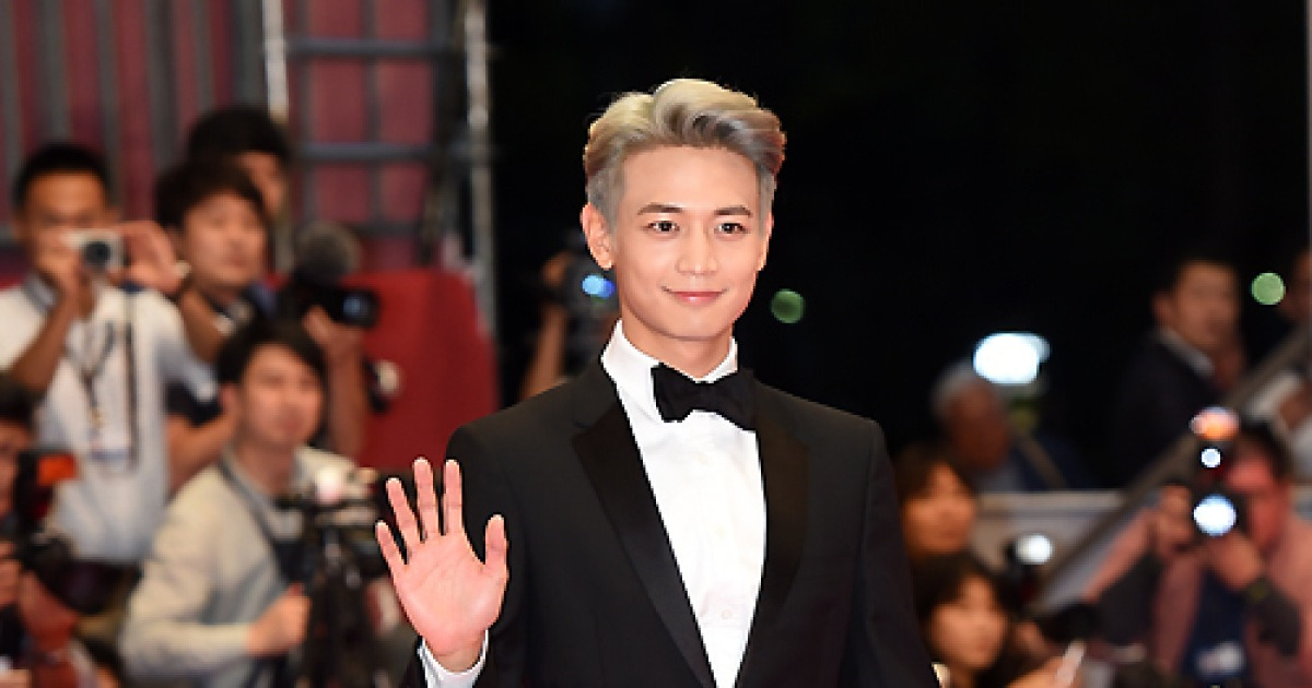 [MD포토] 최민호 '배우로 당당히 BIFF 레드카펫 밟아요'