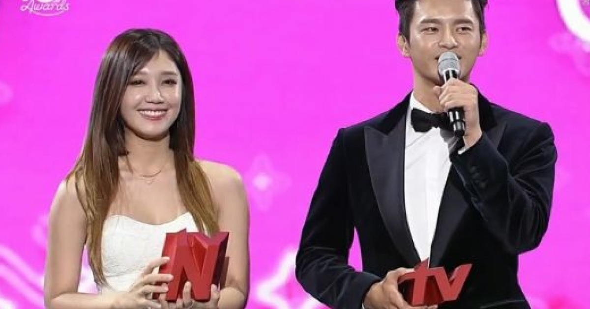 [tvN10 어워즈] 서인국·정은지, 에릭·서현진 제치고 베스트키스상 수상