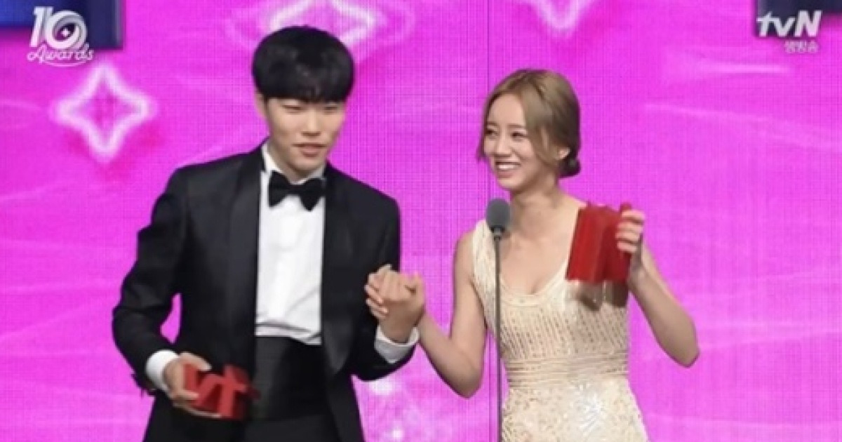 류준열 혜리, 男女대세배우상 '뜨거운 포옹-꼭 잡은 두손'[tvN10 어워즈]