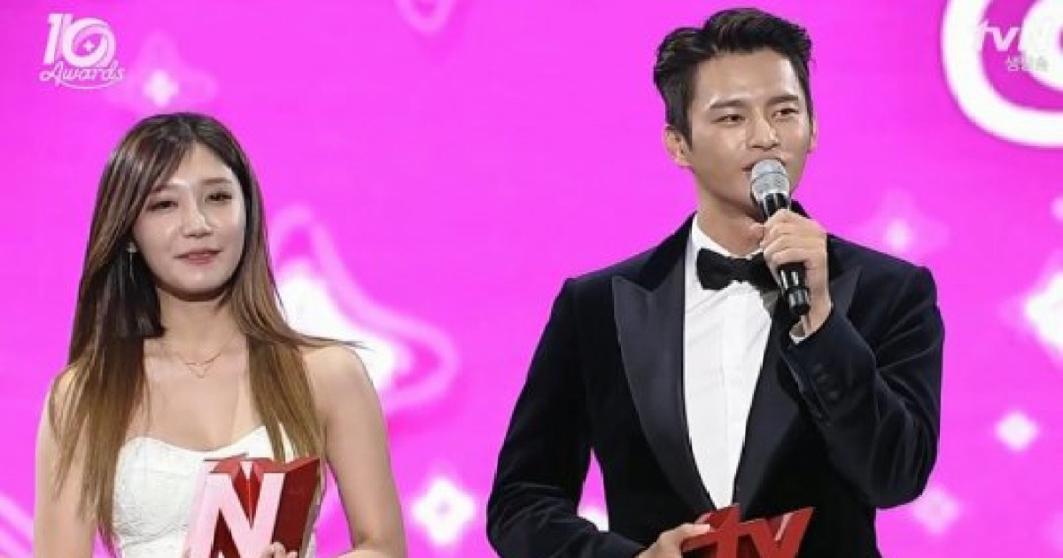 [tvN10어워즈] '응칠' 서인국♥정은지, 베스트키스상 수상 (feat.키스타임)