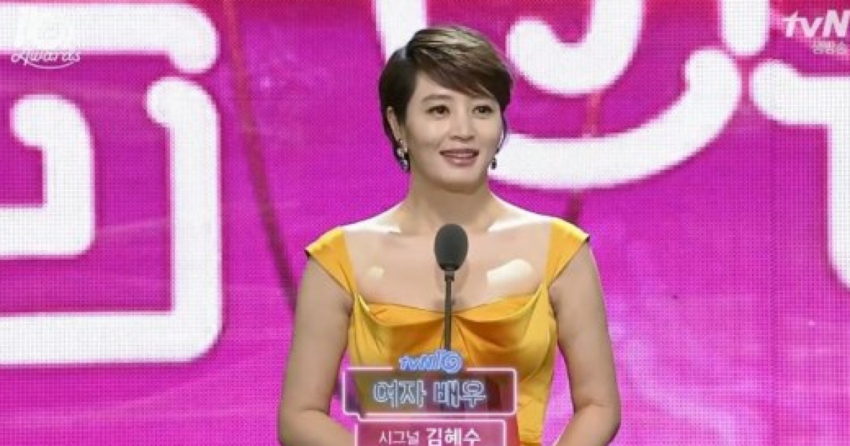 [tvN10어워즈] '시그널x미생' 김혜수·이성민, 배우상 수상 (feat.김원석PD)