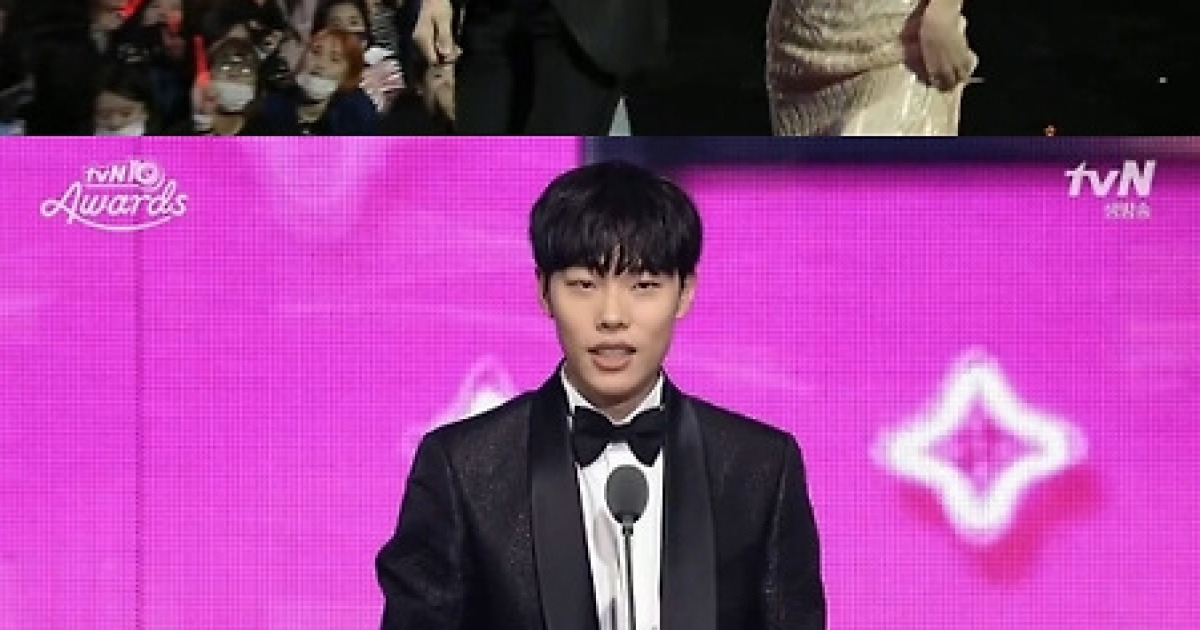 류준열·혜리, tvN10 어워즈 대세배우상 수상..뜨거운 포옹