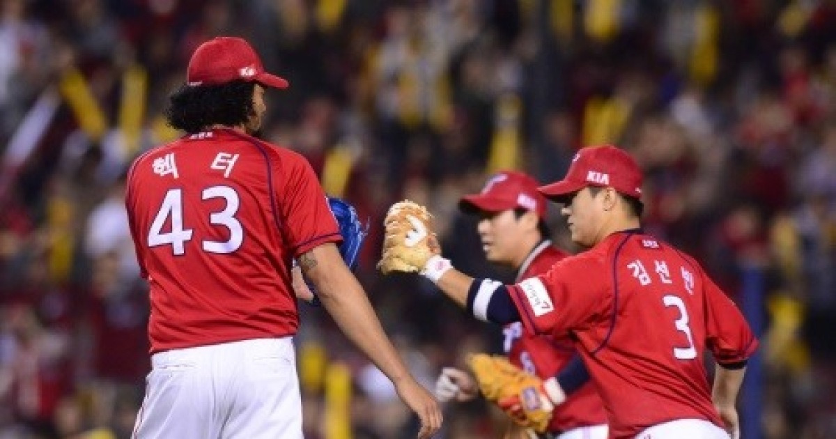 [프로야구] '완벽 수비' KIA, WC 1차전서 LG 제압