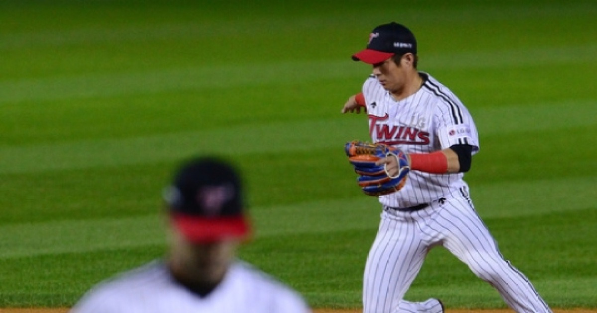 [WC1] '다리 굳은' LG 오지환, '실점 빌미' 치명적인 2실책