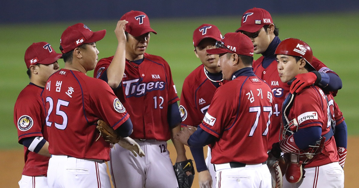 [KBO WC2] '시즌 마무리' 김기태 감독 "더 강한 팀 되도록 노력할 것"