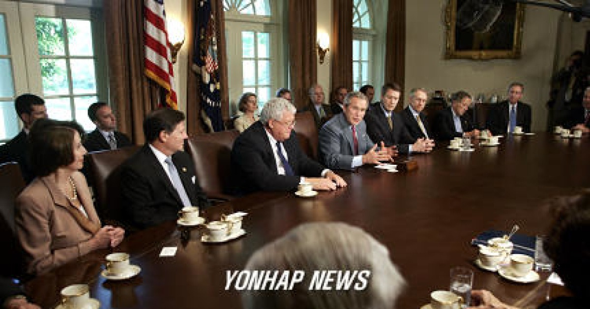 의원들에게 유럽순방결과 밝히는 부시