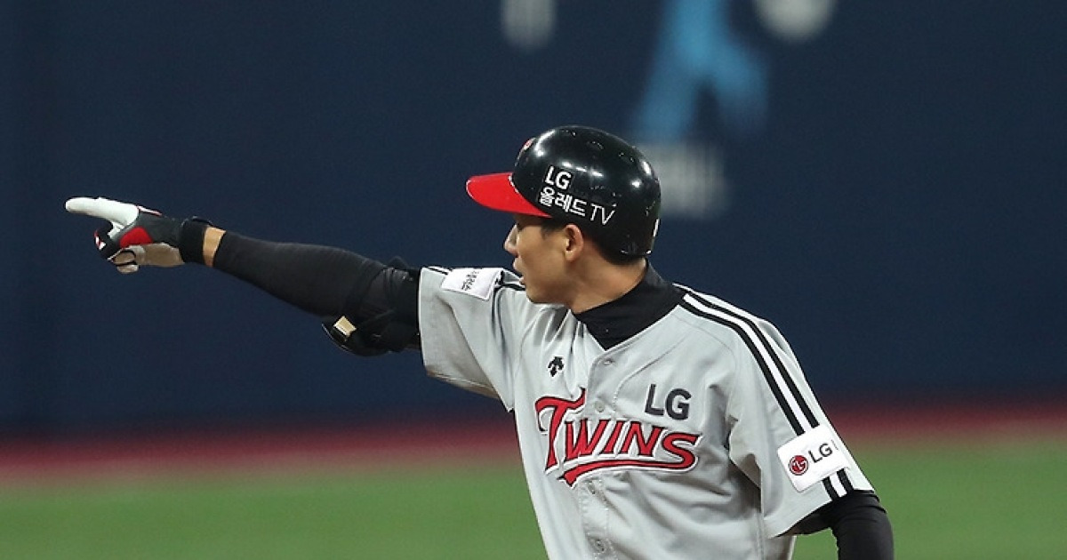 [준PO] '1차전 MVP' LG 김용의 "세리머니? 가만히 못 있는 성격이라"