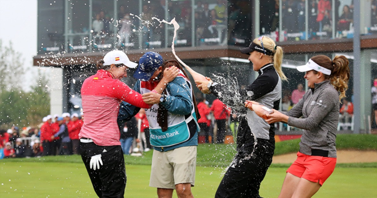 [포토] 샴페인 세례 받는 우승자 카를로타 시간다 - 2016 LPGA KEB 하나은행 챔피언십 (10)