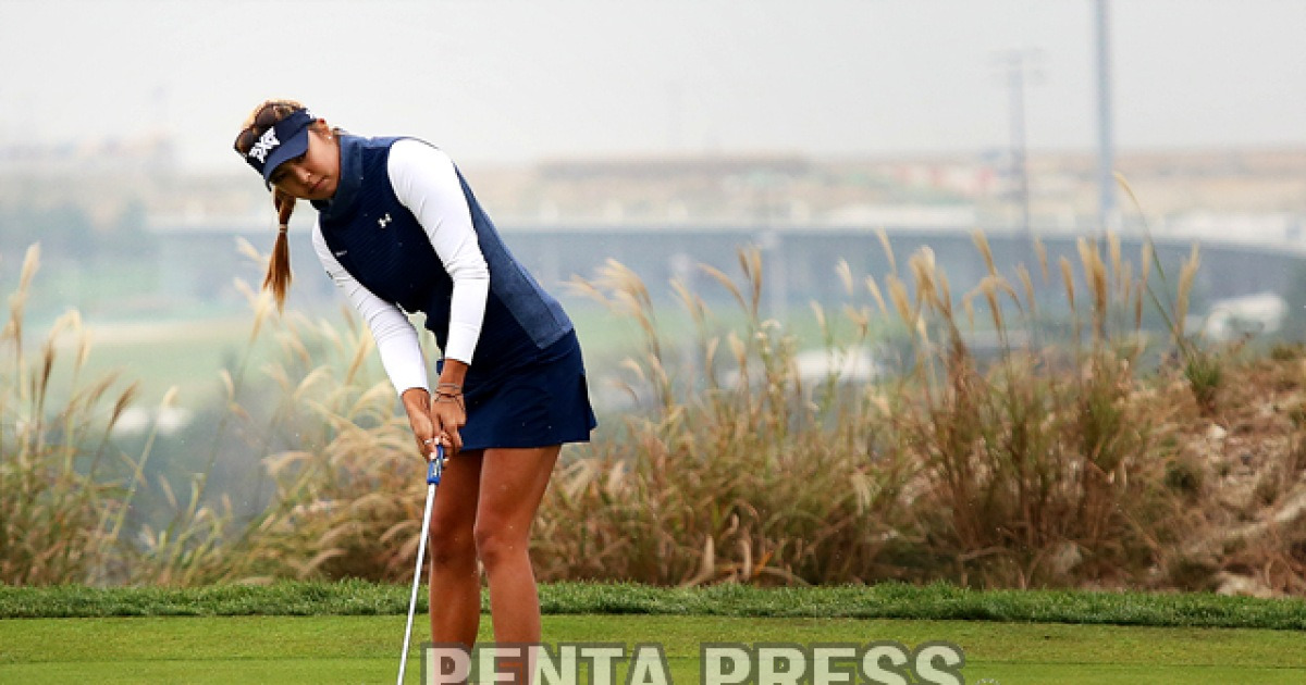 [포토] 퍼팅하는 앨리슨 리 - 2016 LPGA KEB 하나은행 챔피언십 Final 라운드 (11)