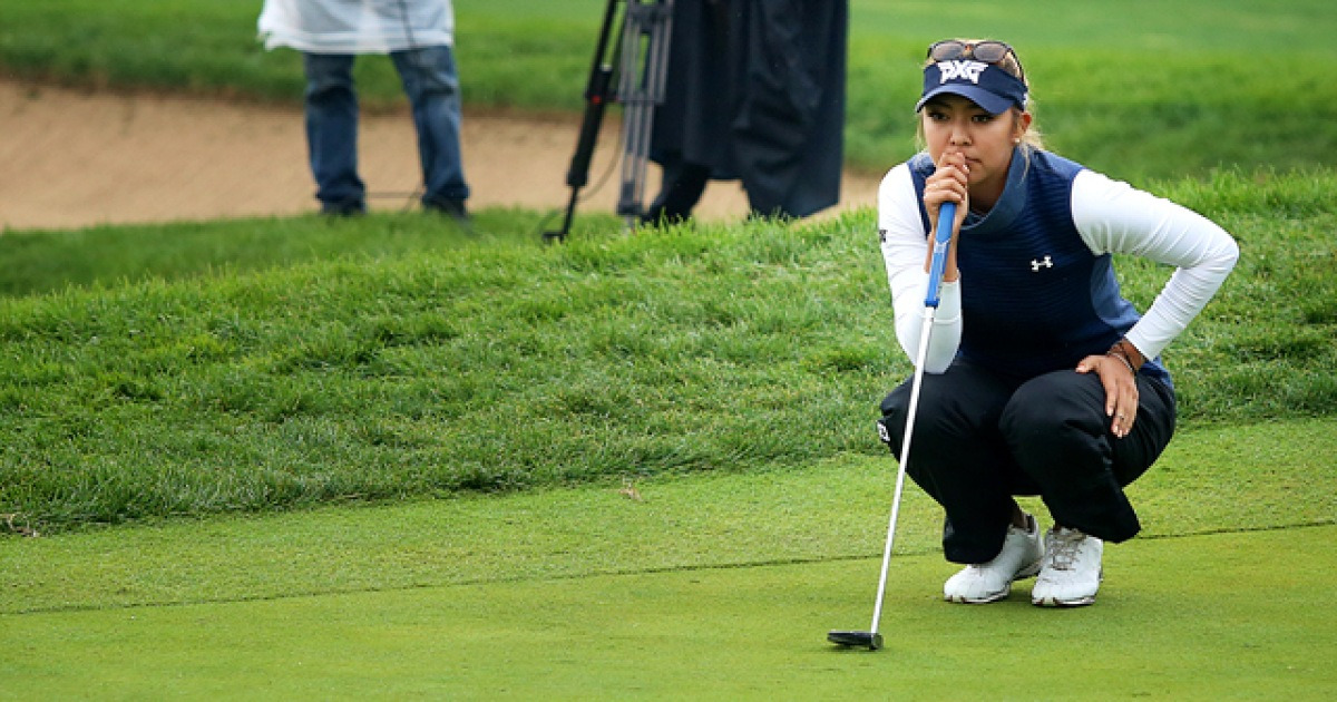 [포토] 신중히 그린 읽는 앨리슨 리 - 2016 LPGA KEB 하나은행 챔피언십 Final 라운드 (22)