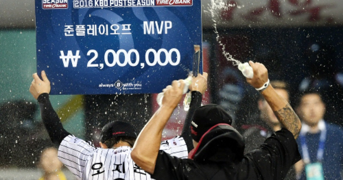 [SS포토] 준PO MVP 수상한 오지환, 그러나 허프의 생수 테러에..?