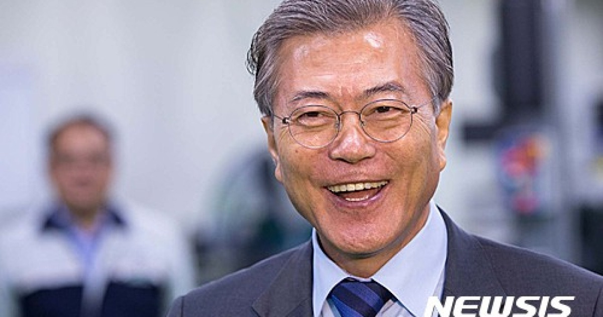 밝은 표정의 문재인
