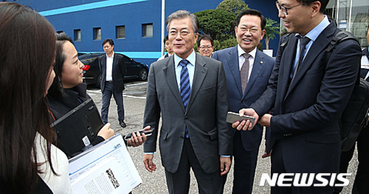 밝은 표정의 문재인