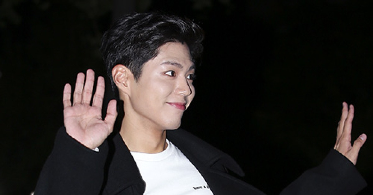 [bnt포토] 박보검 '깜찍 팬 서비스~'