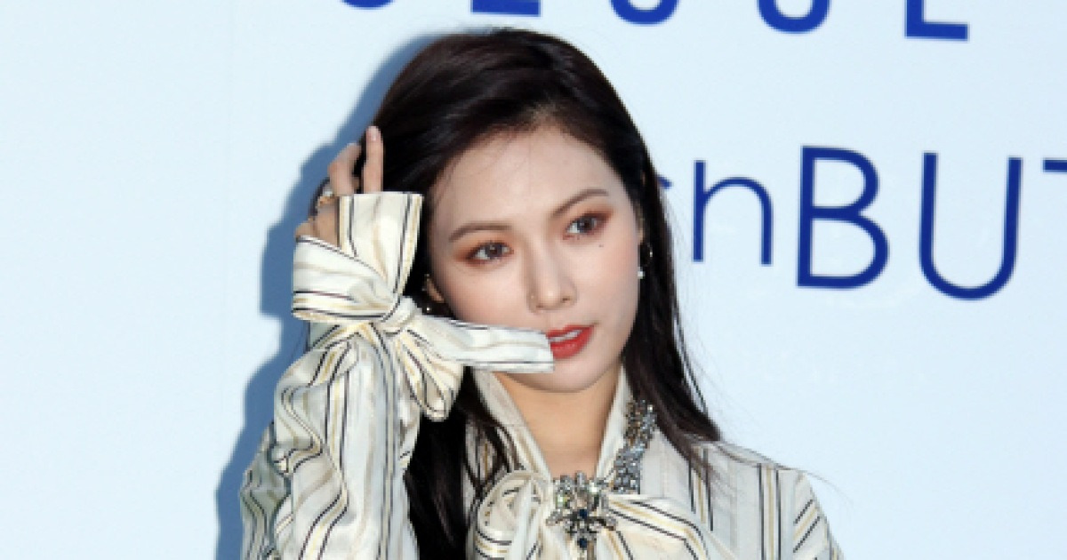 현아, '머리 넘김도 섹시하게'