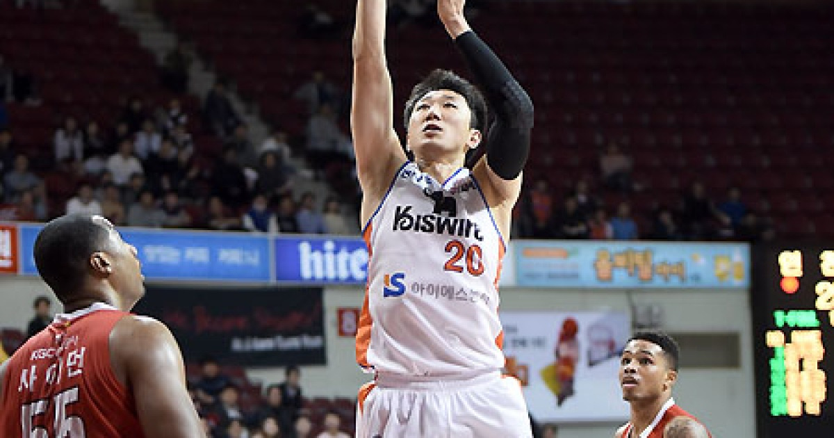 [MD포토] KGC 두 용병 사이에서 점프슛하는 정영삼