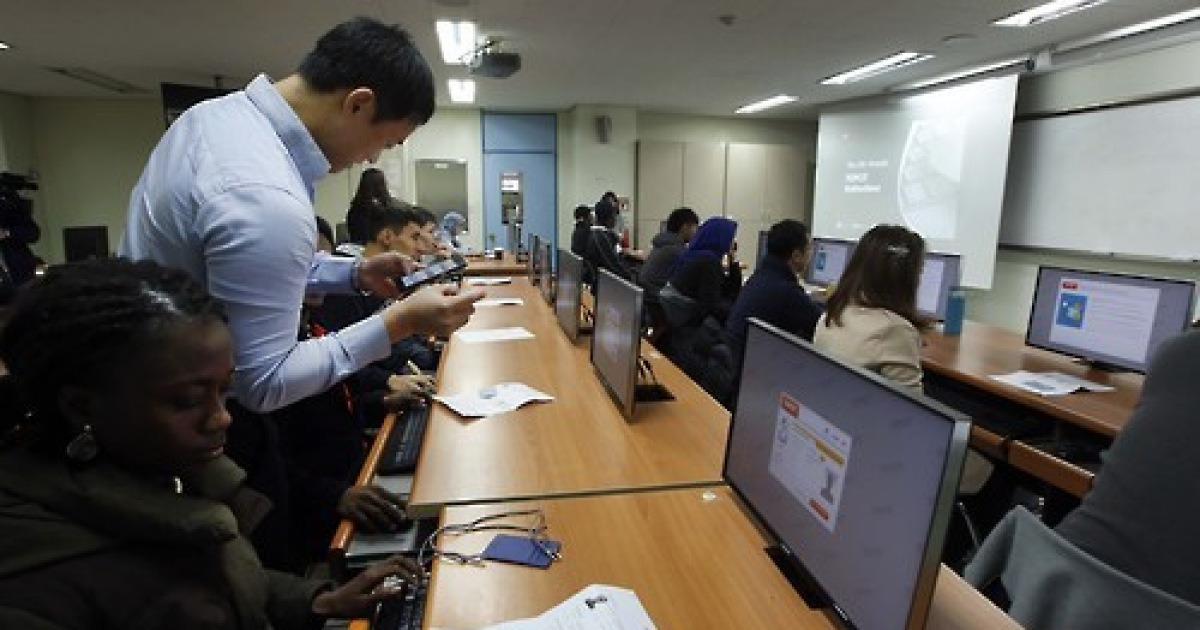 TOPCIT 시험 치르는 외국인들