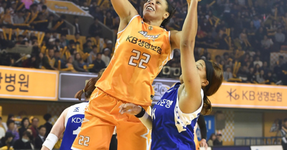 '플레넷 19점' KB, KDB생명 잡고 홈 개막전 승리..안덕수 감독 첫 승