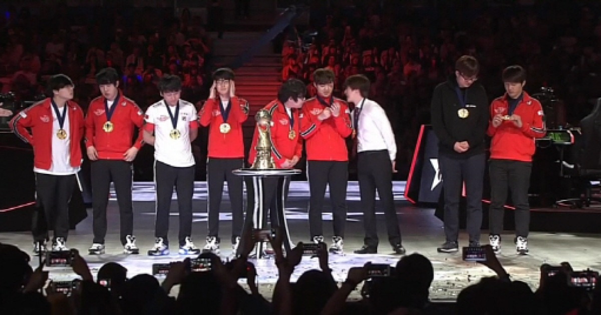 '롤드컵' 우승 SKT T1, 상금 '최소 200만 달러(22억)'이상에 앞으로 더 늘어나..삼성은 '최소 8억원'