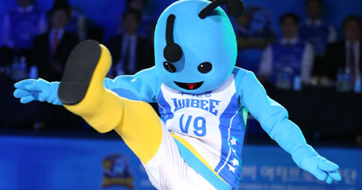 아산 우리은행의 새로운 마스코트 '위비'의 축하 공연