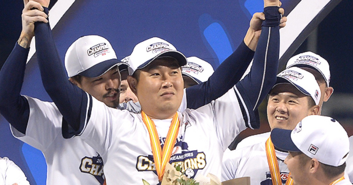 오재원-유희관 'KS MVP 여기 있어요' [MK포토]