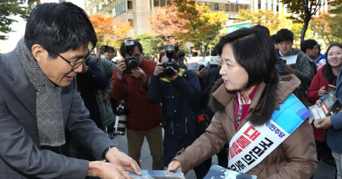 박근혜 최순실게이트 홍보물 나눠주는 추미애 대표