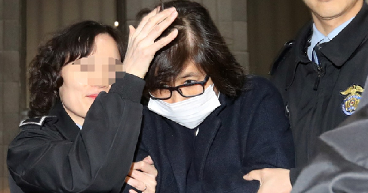 [Choi Soon-sil Scandal] A "10% President" Against the Public