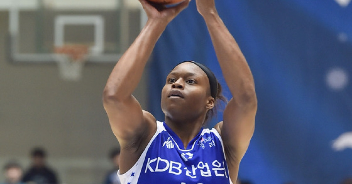 [WKBL] '크리스마스 27득점' KDB생명, KEB하나 잡고 5연패 탈출
