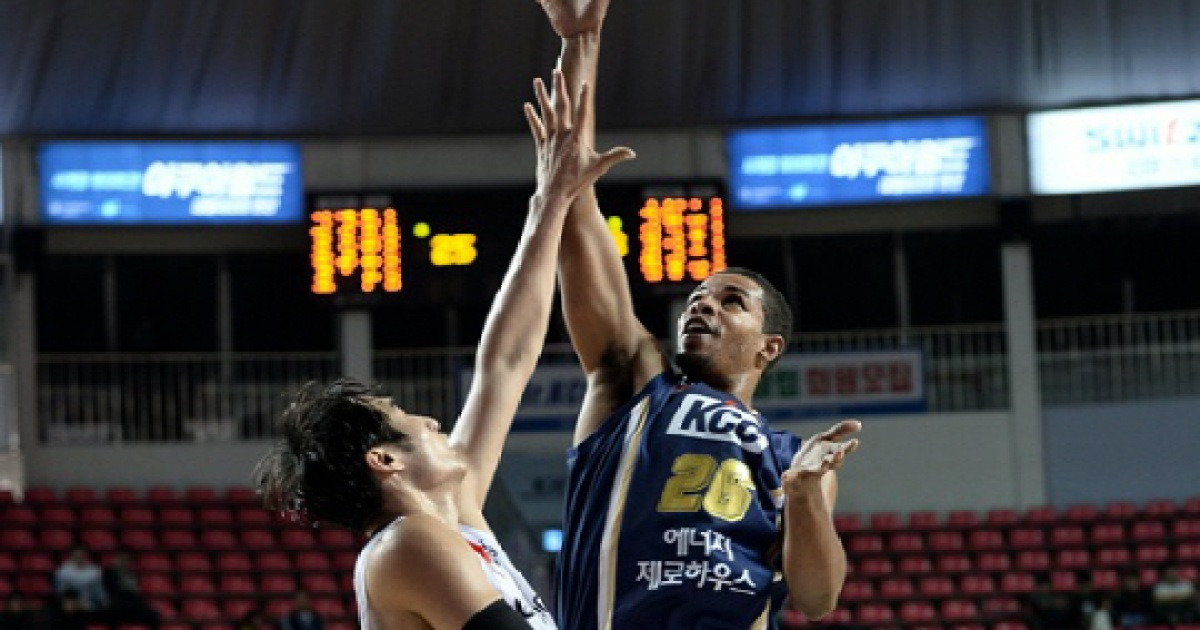 '외인 존재감 확인' KCC, KT와의 최하위 매치서 웃었다