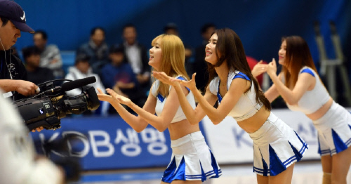 [SS포토]KDB 응원펼치는 박기량, 중계카메라도 나만 바라봐!