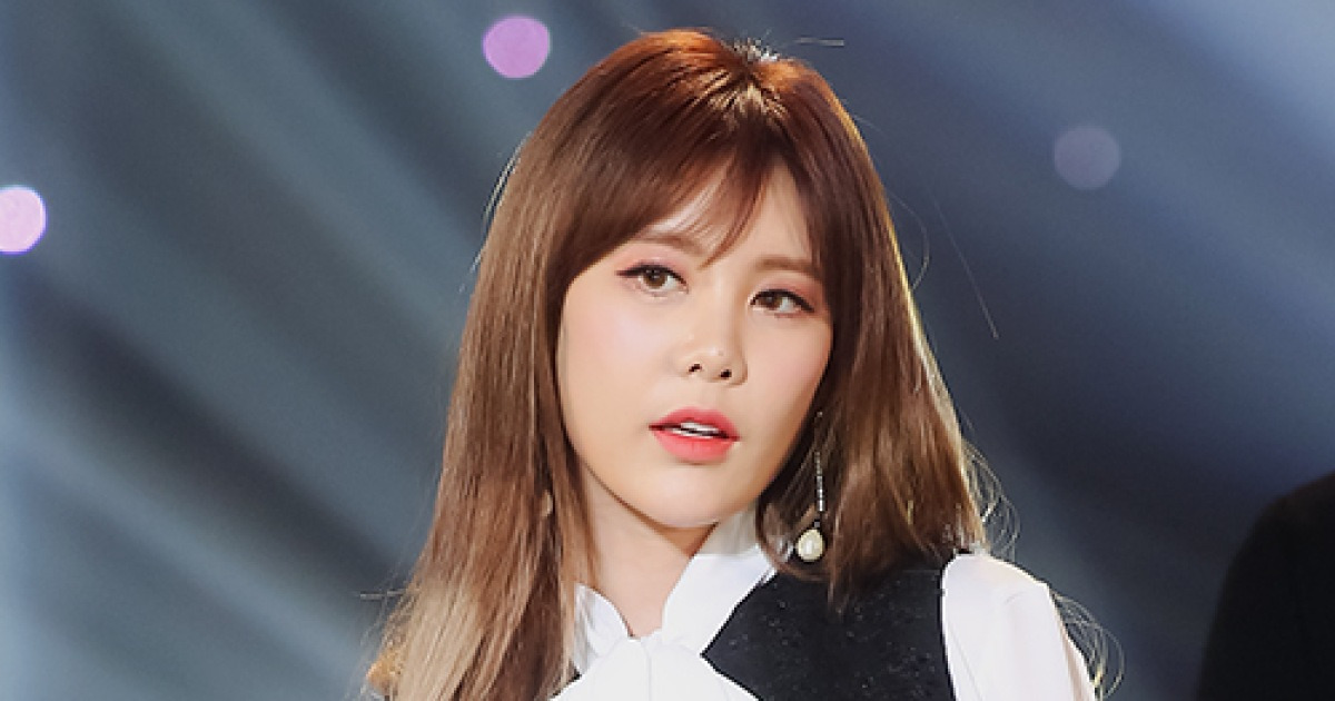 [bnt포토] 티아라 큐리 '어깨를 살랑살랑, 요염함이 살짝살짝'