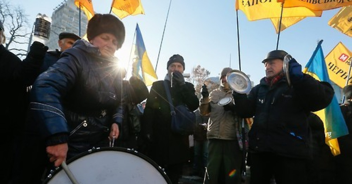 UKRAINE BANK CUSTOMERS RALLY