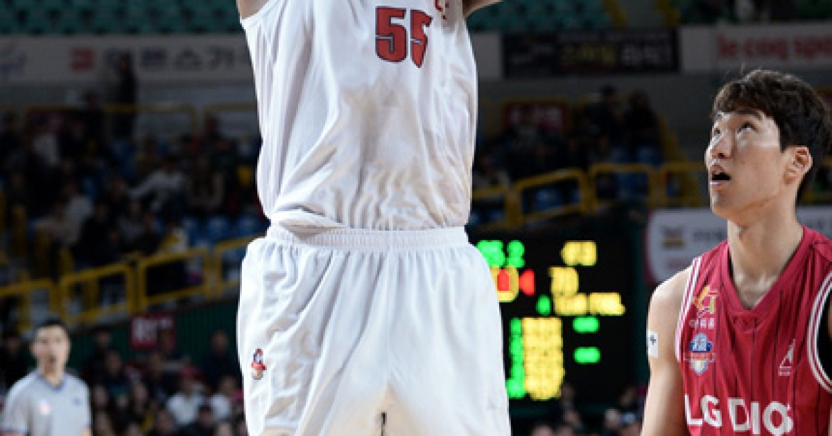 '사이먼 31점 14R' KGC, LG 꺾고 3연패 탈출