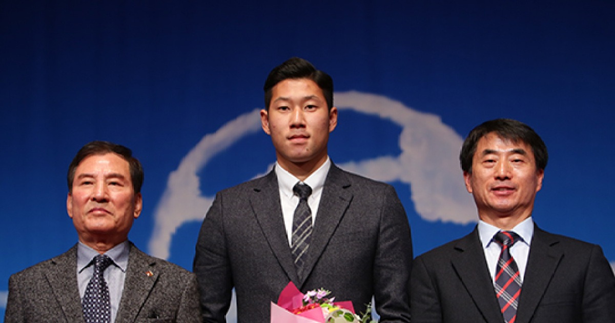 [B11포토] MVP 수상하는 강릉시청 GK 박청효