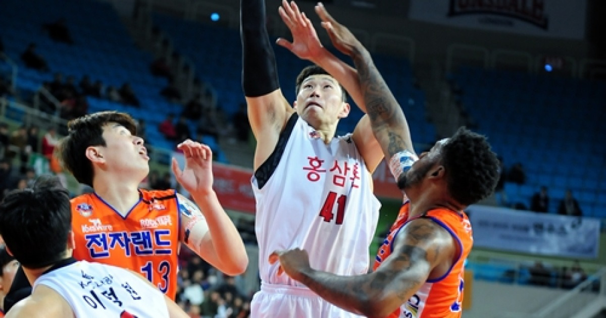 사이먼 더블더블..KGC, 3연승 행진 '단독 4위'