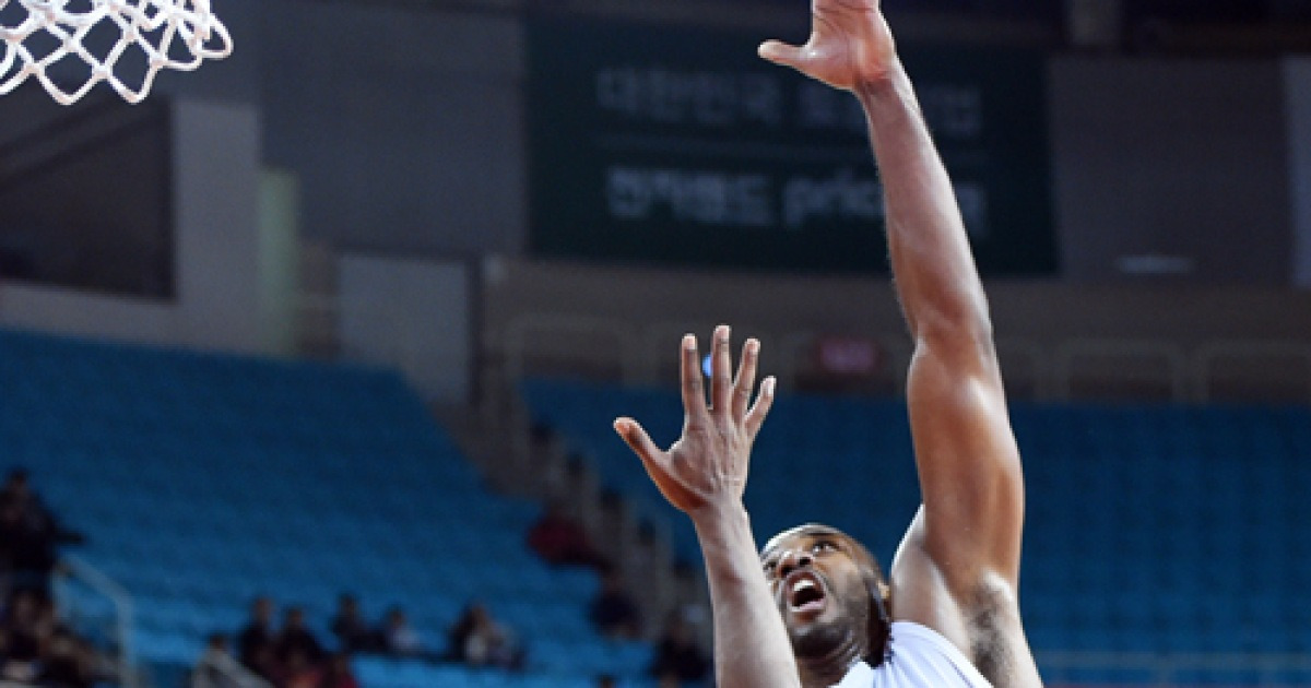 '사이먼 35점 11R' KGC, 전자랜드 꺾고 3연승.. 단독 4위