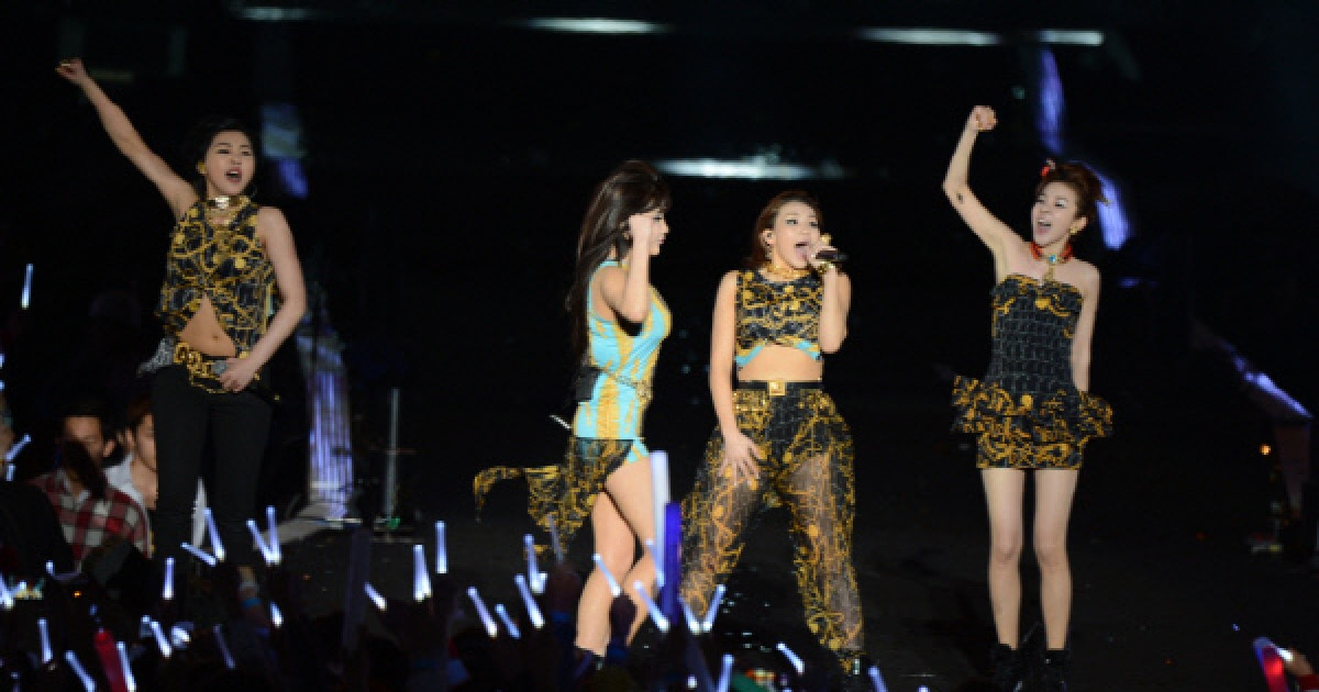 YG "걸그룹 2NE1 공식 해체 결정"